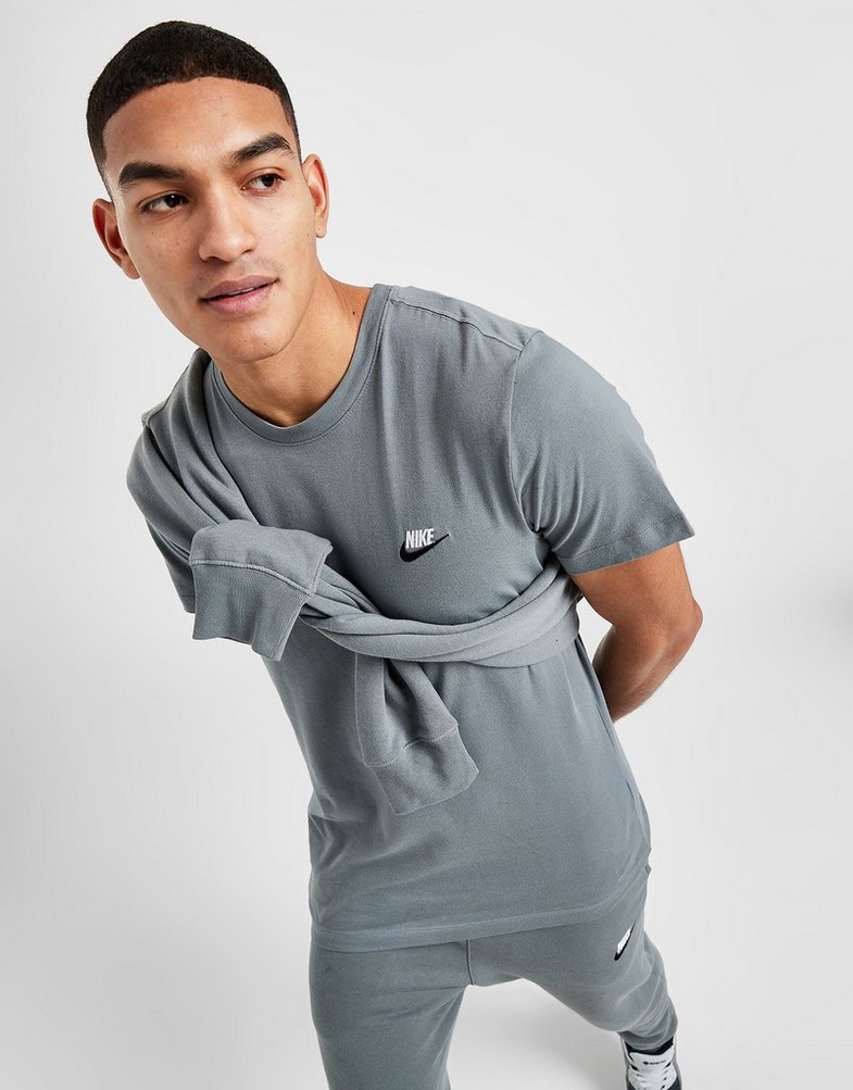 NIKE T-SHIRT CORE TEE S.GREY TEE FD1184-084 | kolor Szary Męskie Ubrania w JD Sports