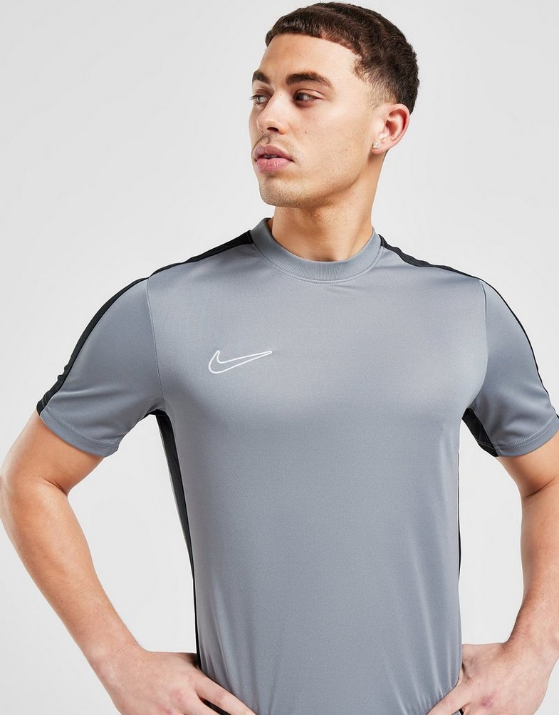 NIKE T-SHIRT ACAD23 TEE COOL GREY TEE DV9750-065 | kolor Szary Męskie Ubrania w JD Sports