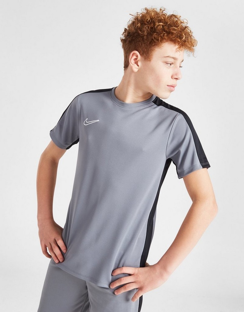 NIKE T-SHIRT ACAD23 SS TEE COOL GRY TEE DX5482-065 | kolor Szary Dziecięce Ubrania w JD Sports