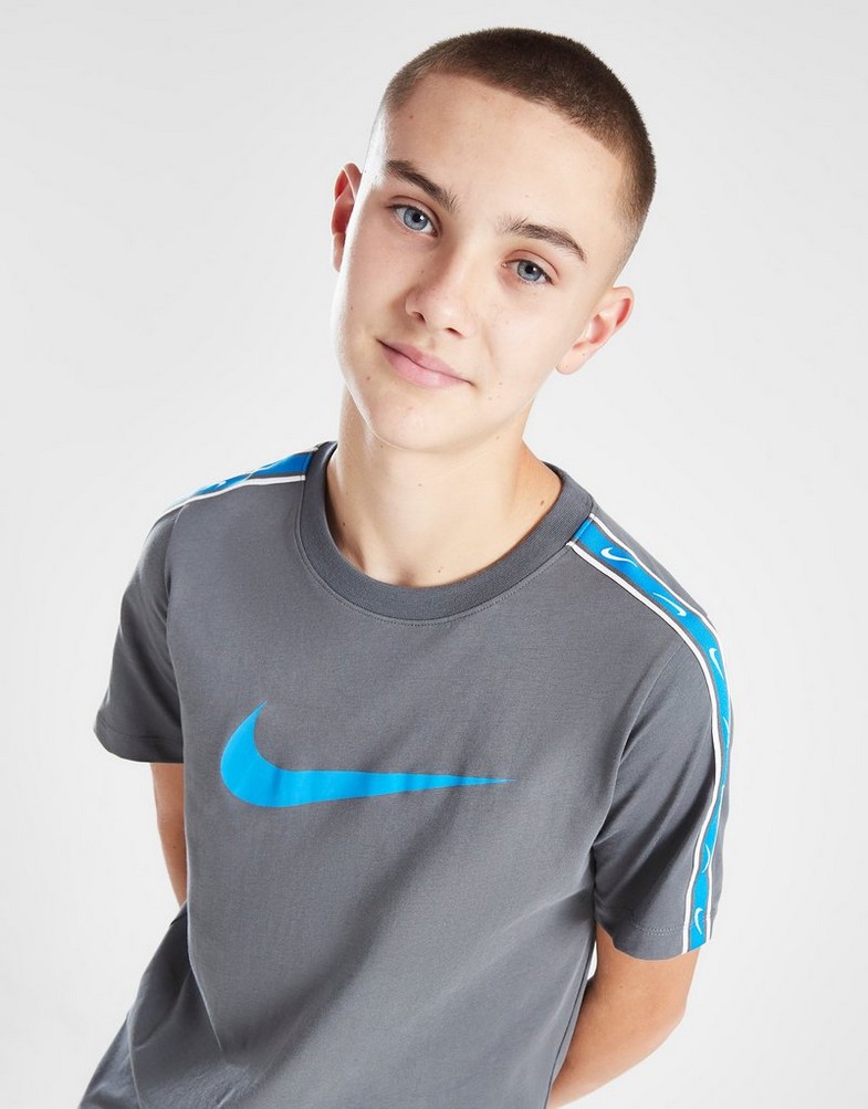 NIKE T-SHIRT B NSW REPEAT SW SS TEE DZ5628-068 | kolor Szary Dziecięce Ubrania w JD Sports