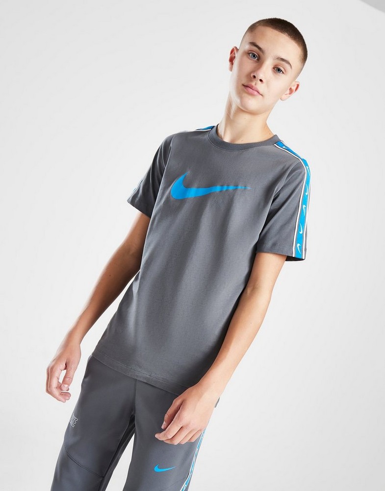 NIKE T-SHIRT B NSW REPEAT SW SS TEE DZ5628-068 | kolor Szary Dziecięce Ubrania w JD Sports