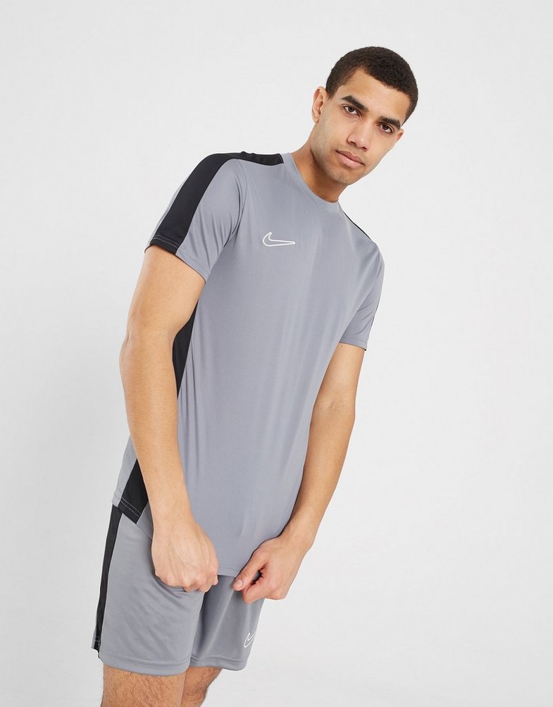 NIKE T-SHIRT ACAD23 TEE COOL GREY TEE DV9750-065 | kolor Szary Męskie Ubrania w JD Sports