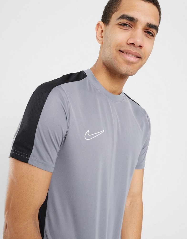 NIKE T-SHIRT ACAD23 TEE COOL GREY TEE DV9750-065 | kolor Szary Męskie Ubrania w JD Sports